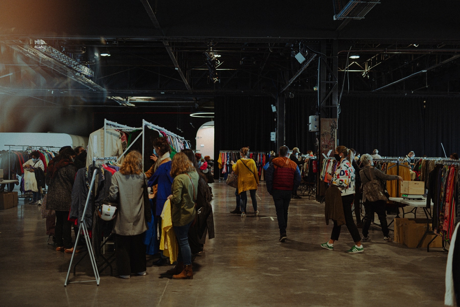 Vintage Kilo Market et sa foule de fringues s’installent à Lille pour ...